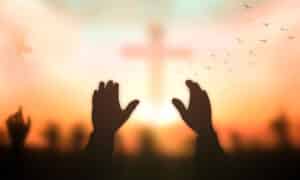 30 Poderosas Escrituras Bíblicas Sobre Cómo Honrar A Dios